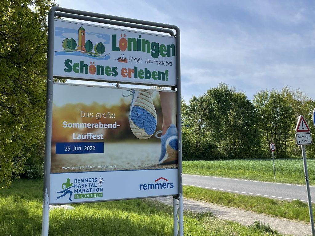 An allen Ortseingängen werben jetzt große Hinweisschilder - Remmers ...